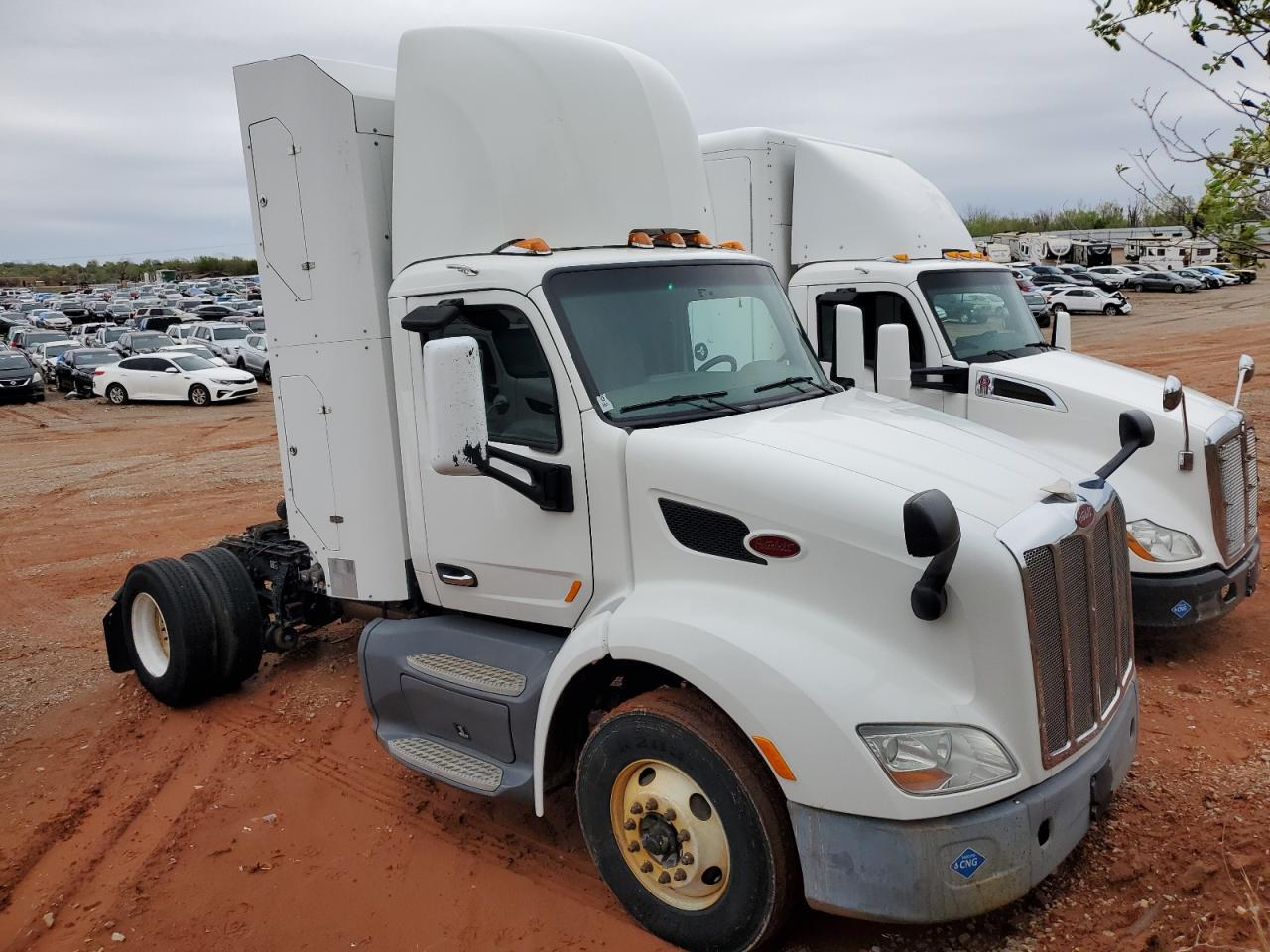 VIN: 1NPBAH8X6HD421465 | PETERBILT ALL MODELS 2017 579 WHITE 11.9L 6 ...